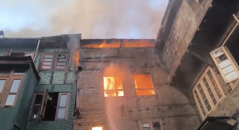 Fire breaks out in Pandan Nowhatta, two houses damaged - Kashmir News trust
